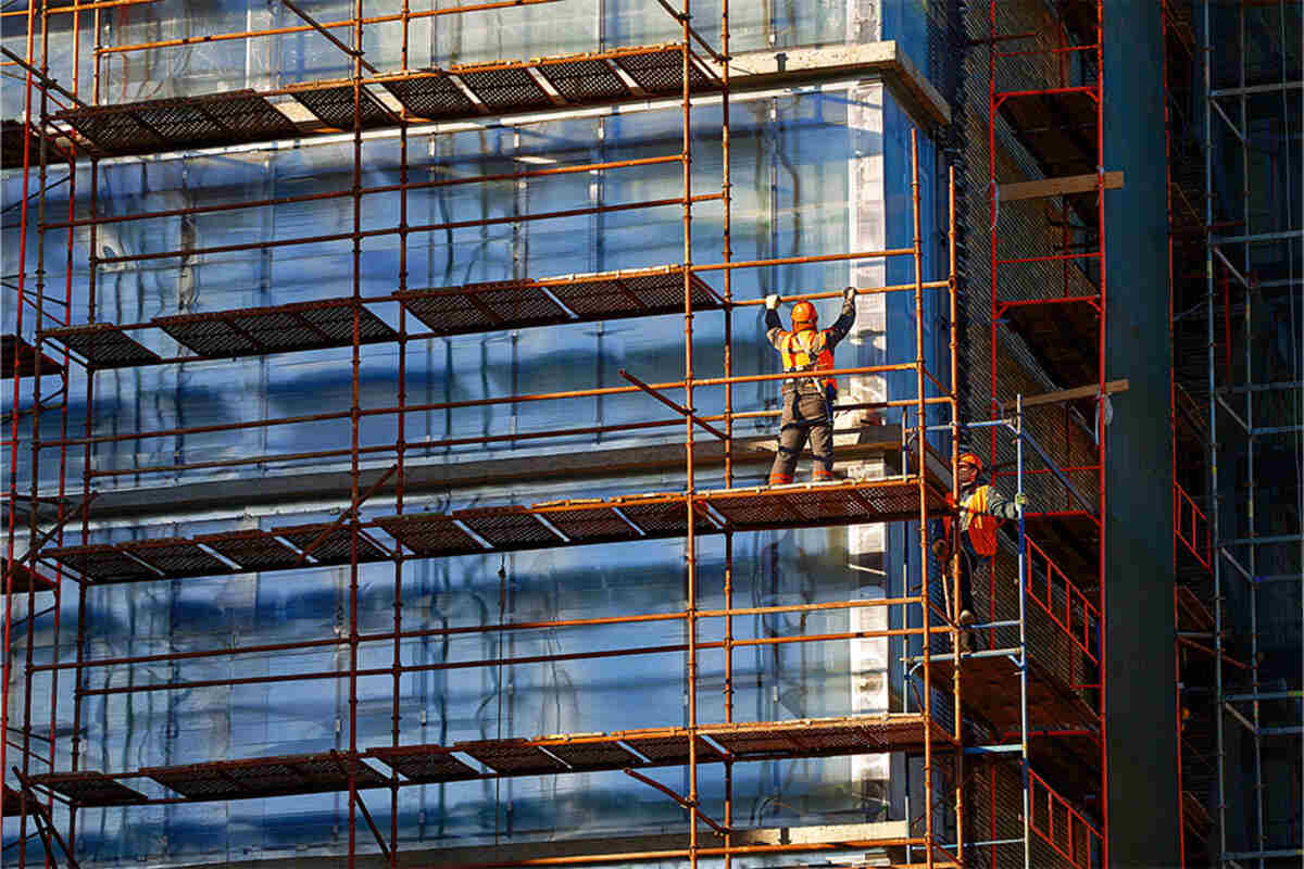 MEWP vs. Scaffolding: Best Choice for Facility Work