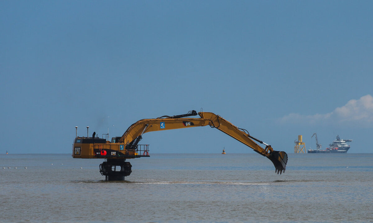High bed Excavators from Al Marwan for Marine Projects